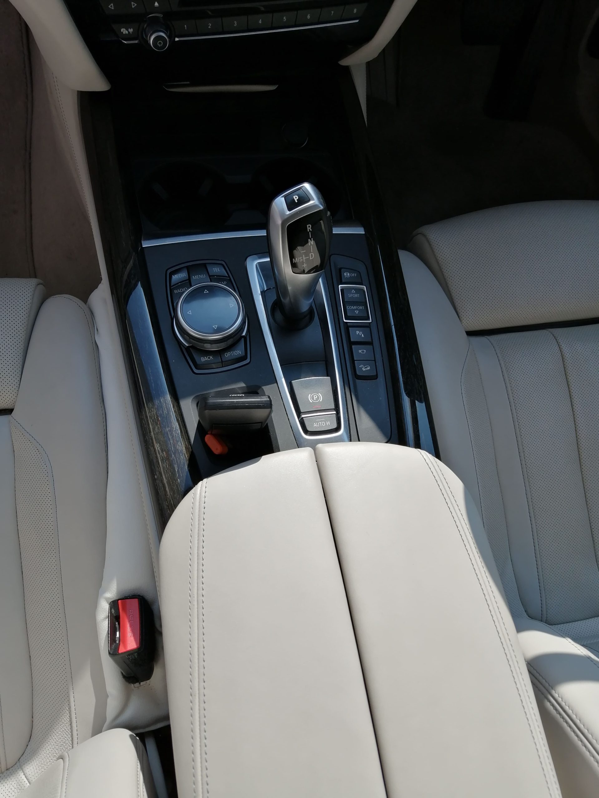 BMW X5(2014年式ディーゼル）X35d(F15)について紹介します! – 輸入車・外車の車検や修理のことならユーズドステーションにおまかせ！